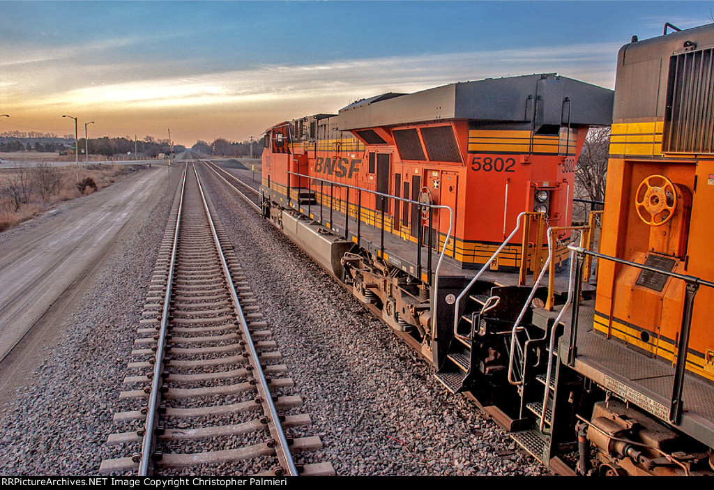 BNSF 5802 Leads C-NAMRRS0-30